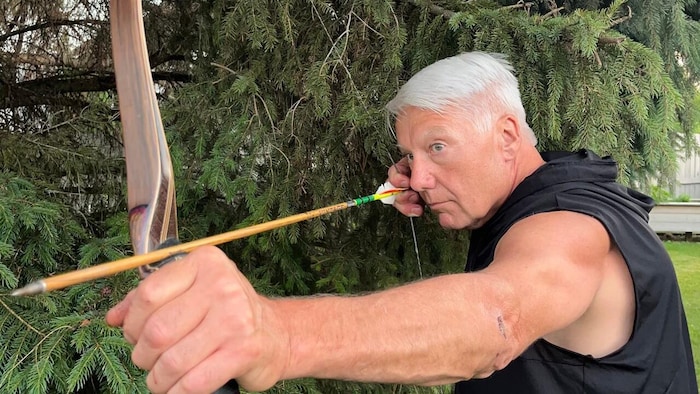 À la rencontre d’un Saskatchewanais qui fabrique ses propres arcs traditionnels | Radio-Canada