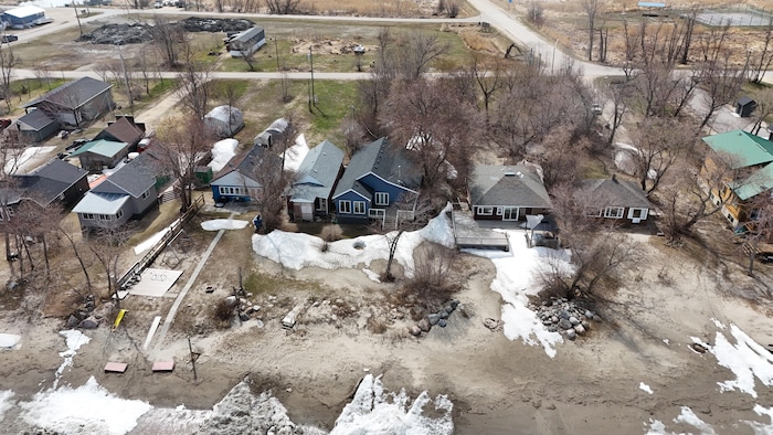 À Delta Beach, la glace du lac Manitoba endommage plus d’une dizaine de ...