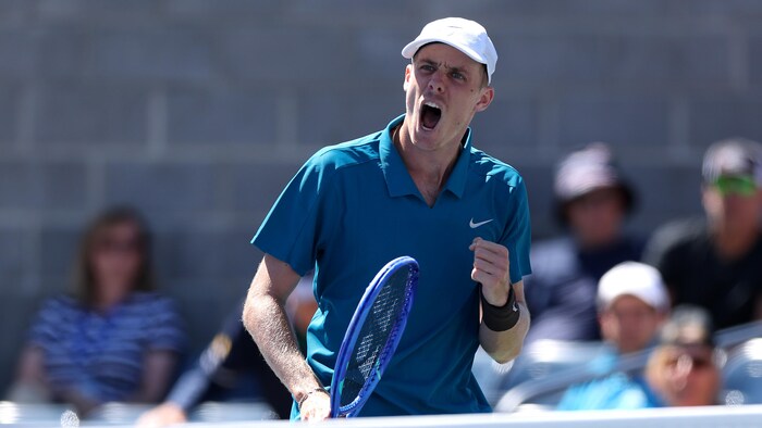 Auger-Aliassime et Shapovalov filent au 2e tour à Flushing Meadows | Radio-Canada