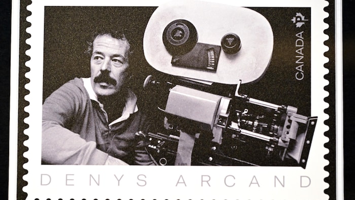 Denys Arcand immortalisé sur un timbre de Postes Canada | Radio-Canada