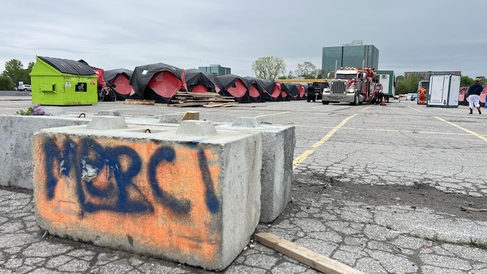 Jour de démantèlement aux abords du Centre Robert-Guertin | Radio-Canada