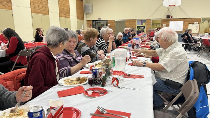 Un dîner de Noël pour briser l’isolement des aînés à Sept-Îles | Radio ...