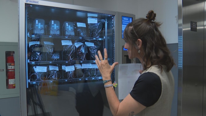 La première machine distributrice de naloxone du Québec installée à ...