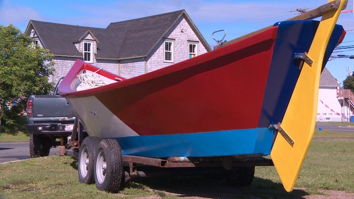 Le doris, une embarcation qui relie symboliquement Caraquet et Saint ...