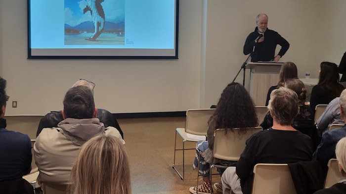 L’artiste visuel et romancier Douglas Coupland est à l’écoute du public ...