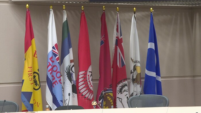 Des drapeaux autochtones installés dans la salle du conseil municipal ...