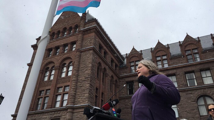 Le drapeau trans hissé pour la première fois à Queen’s Park | Radio-Canada