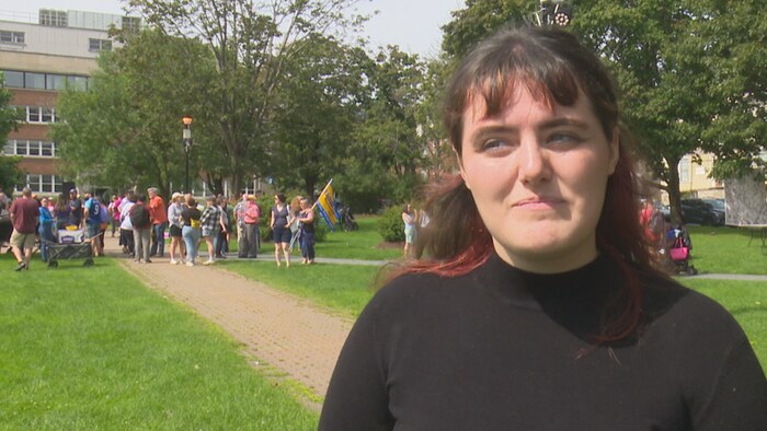 Rassemblement à Halifax pour une hausse du salaire minimum | Radio-Canada