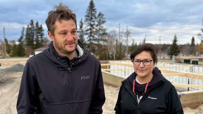 À Denare Beach, la solidarité anime la reconstruction après les feux et ...