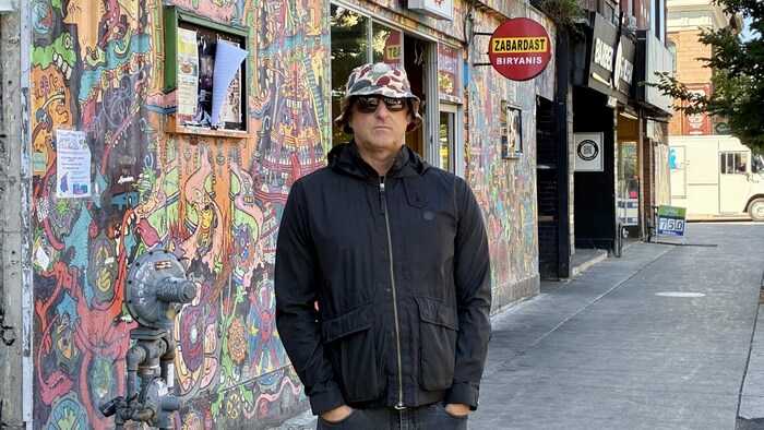 Des fidèles du groupe Oasis se préparent avec ferveur à la tournée ...