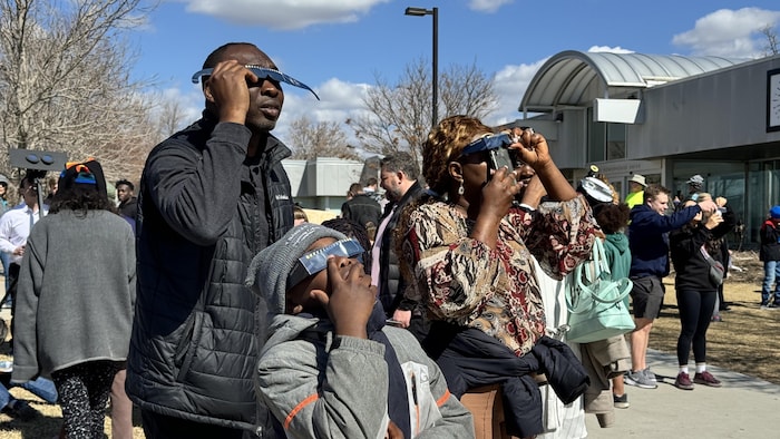L’éclipse solaire partielle attire les foules en Saskatchewan | Radio ...