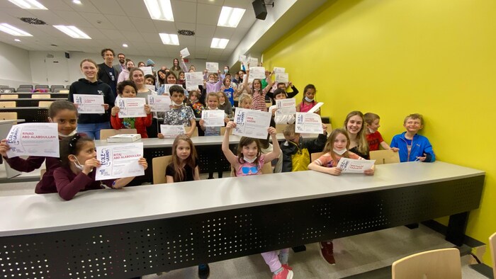 Un cinquantaine d’élèves du primaire diplômés de l’École des Grands | Radio-Canada