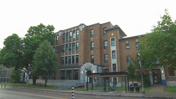 Une partie du plafond de l’École internationale Saint-Sacrement s’est ...