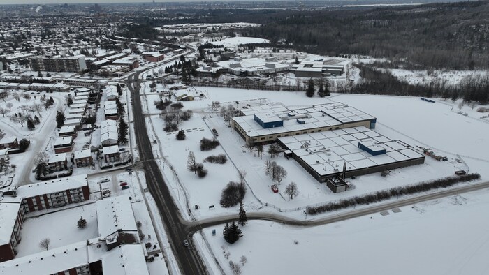 Retour à l’école Mont-Bleu : un bâtiment rénové, mais l’état du ...
