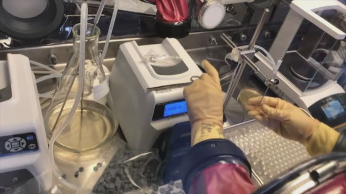 Une entreprise canadienne teste un traitement contre la COVID-19 ...