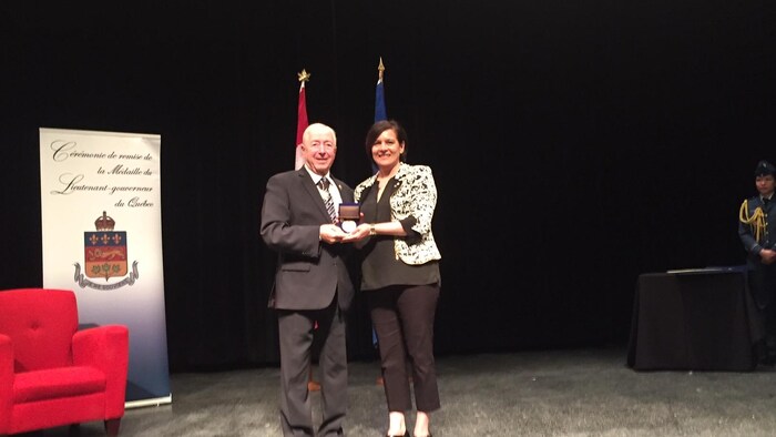 Édith Cloutier reçoit une médaille du lieutenant-gouverneur | Radio-Canada
