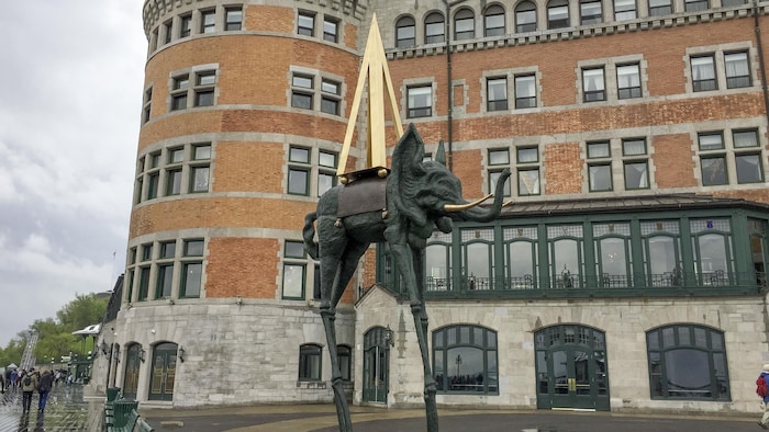 Une oeuvre de Dali devant le Château Frontenac | Radio-Canada