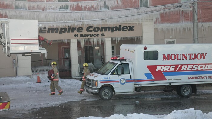 Incendie à l’Empire Complex : le brasier s’est ravivé, dimanche; les ...