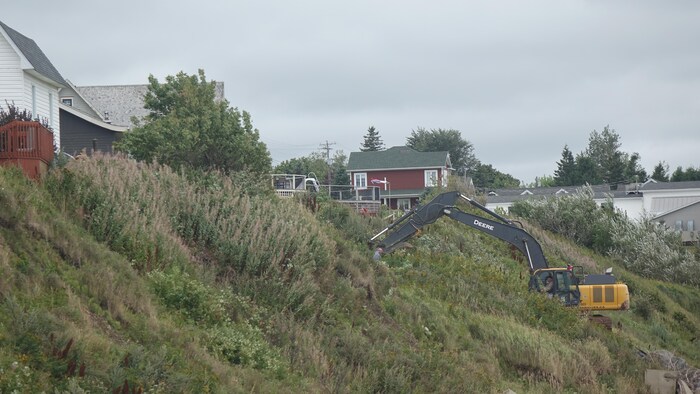 Un résident de la rue Foley, à Caraquet, enroche sa cour arrière ...