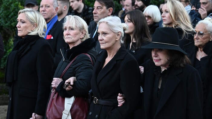 Jean-Marie Le Pen inhumé dans l’intimité dans sa ville natale en France ...