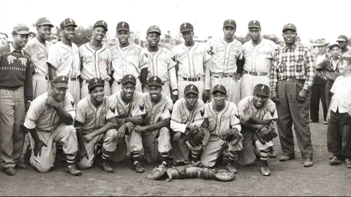 Une équipe de baseball de joueurs noirs honorée près de 70 ans après ...