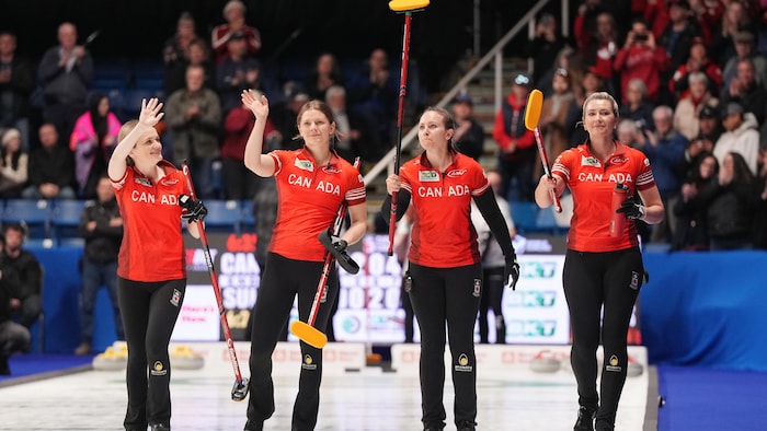 Le Canada l’emporte sur la Suisse et reste invaincu au Championnat du monde de curling | Radio ...