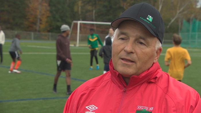 Une équipe multiculturelle de soccer attire les regards à Edmundston | Radio-Canada
