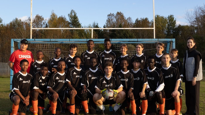 Une équipe multiculturelle de soccer attire les regards à Edmundston | Radio-Canada