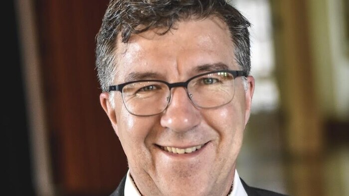 Devrait-on bannir les cellulaires dans l’ensemble de l’école? | Radio ...