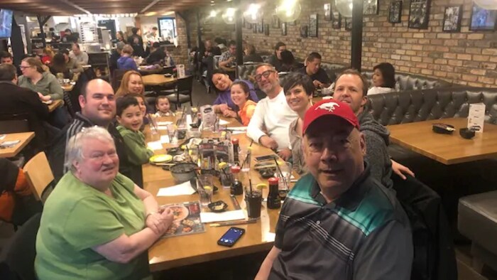 Elle découvre que son coiffeur est aussi son demi-frère | Radio-Canada