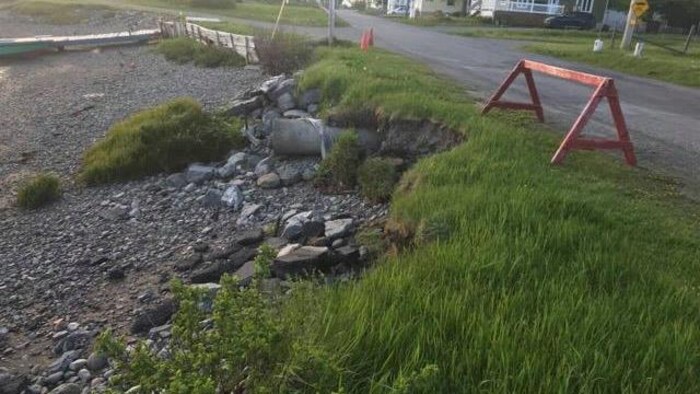 L'érosion des berges menace les égouts aux abords de la rivière Trois ...