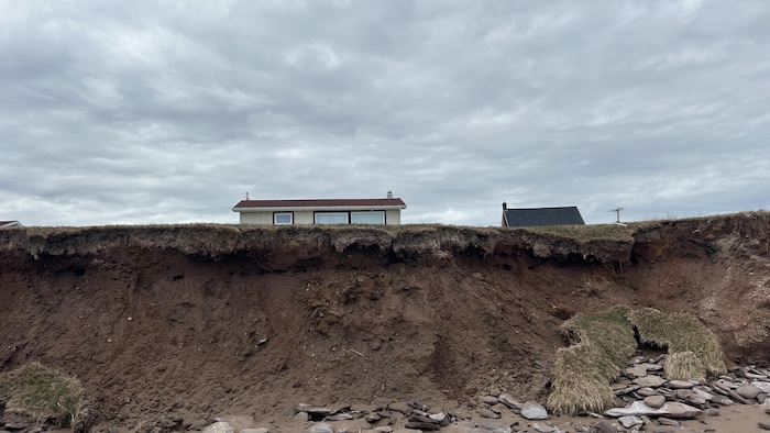 Impuissants, ils voient un gouffre se rapprocher de leurs maisons à ...