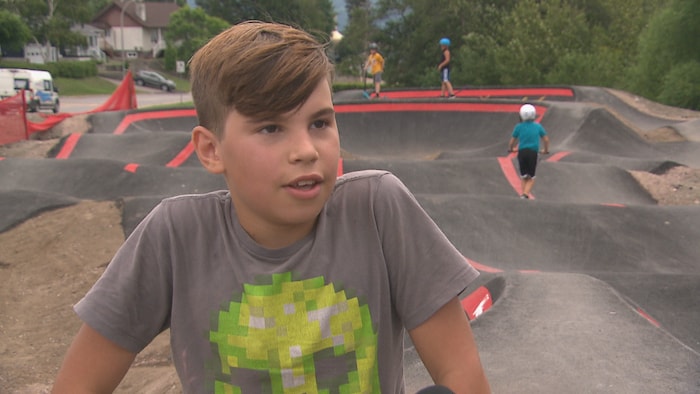 La nouvelle piste à rouleaux prise d'assaut par les jeunes | Radio-Canada