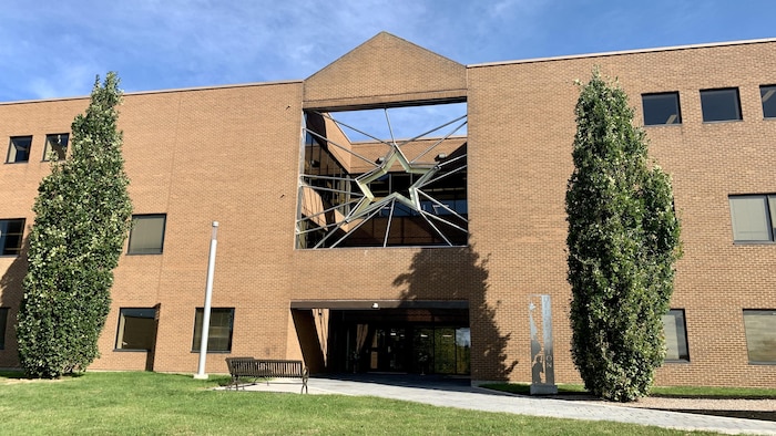L’artiste Claude Roussel reçoit la médaille d’honneur de l’Université ...