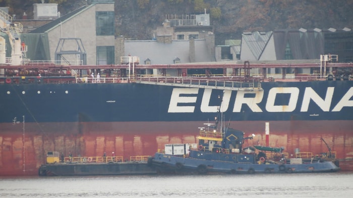 Un immense pétrolier immobilisé à Québec en raison d’un bris | Radio-Canada