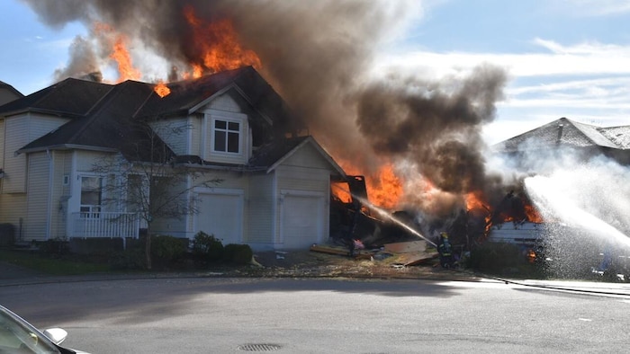 Une explosion à l’origine d’un incendie de maison à Langley | Radio-Canada