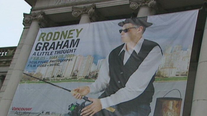 L’artiste Rodney Graham, qui a conçu le chandelier du pont Granville, n ...