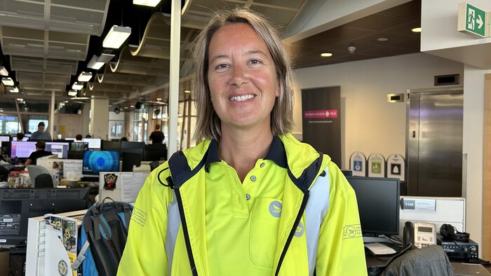 Une factrice de Rimouski au service des aînés | Radio-Canada