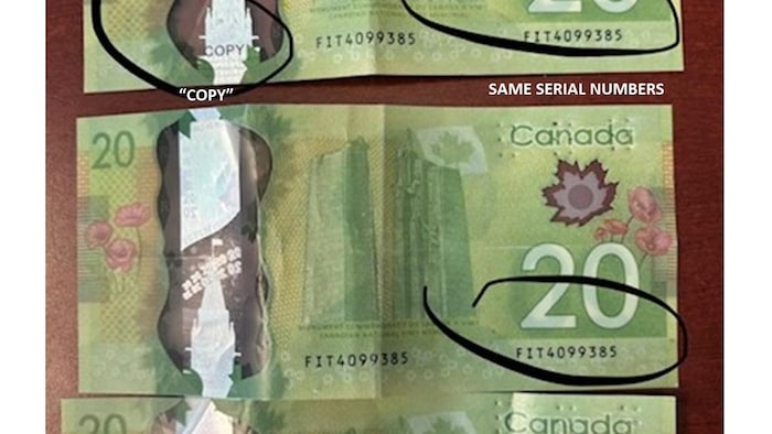 De faux billets de 20 et de 100 dollars en circulation, la police ...