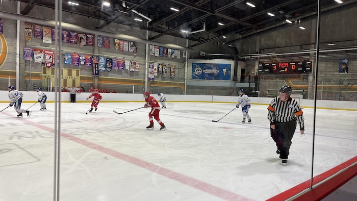 Femmes arbitres au hockey : entre progrès et préjugés | Radio-Canada