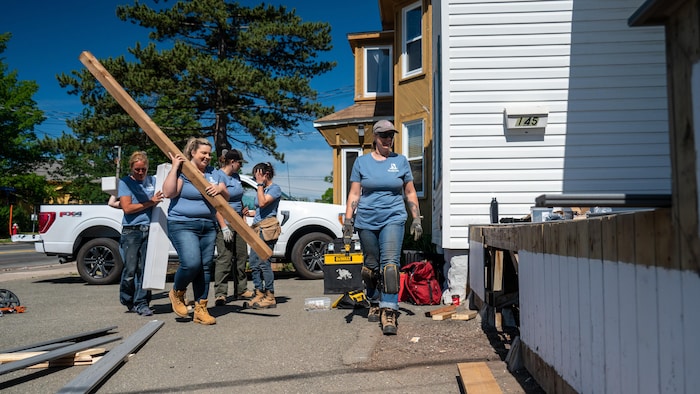 Une entreprise de construction exclusivement féminine au Nouveau ...