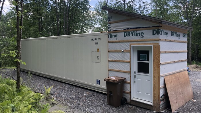Des légumes dans un conteneur réinventé en Estrie | Radio-Canada