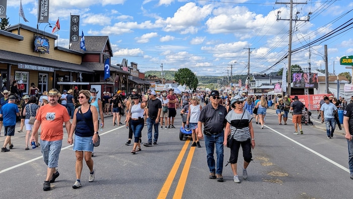 Coup d’envoi sous le soleil du Festival western de Saint-Tite | Radio ...