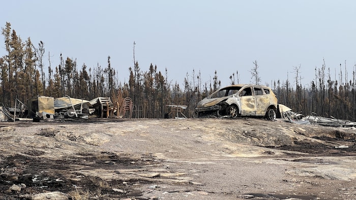 Les résidents de Behchokǫ̀ de retour à la maison, 10 jours après avoir ...