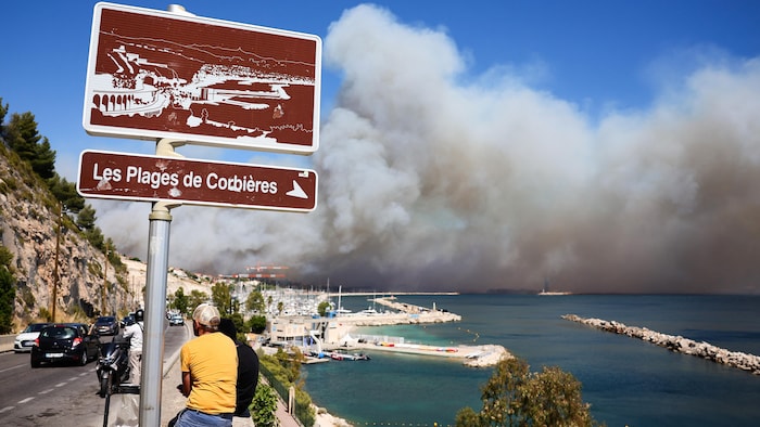 Feux de forêt en Europe, les flammes atteignent Marseille | Radio-Canada