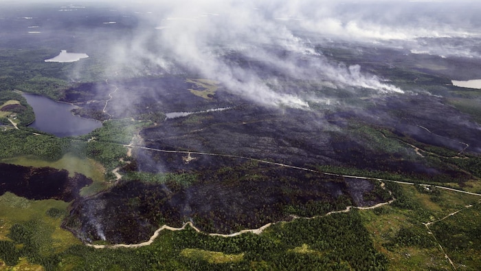 Le feu du lac Long continue de gagner du terrain | Radio-Canada