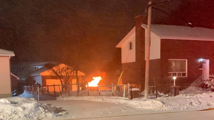 Un véhicule incendié sur la rue Cartier, à Sept-Îles | Radio-Canada