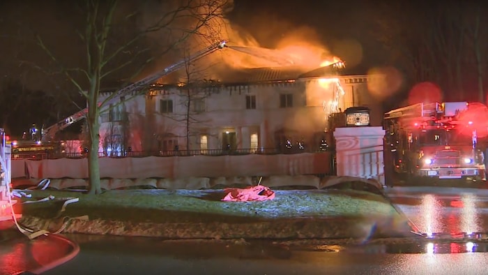 Un manoir ravagé par les flammes à Toronto | Radio-Canada