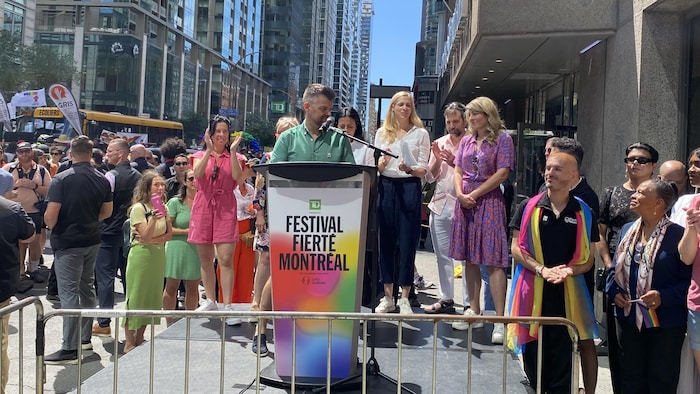 L’ambiance est à la fête pour la Fierté au centre-ville de Montréal ...