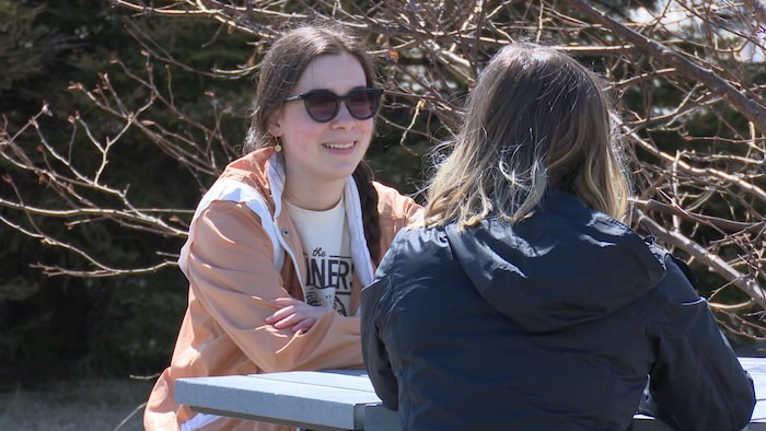 Déception et colère pour les finissants du secondaire | Radio-Canada